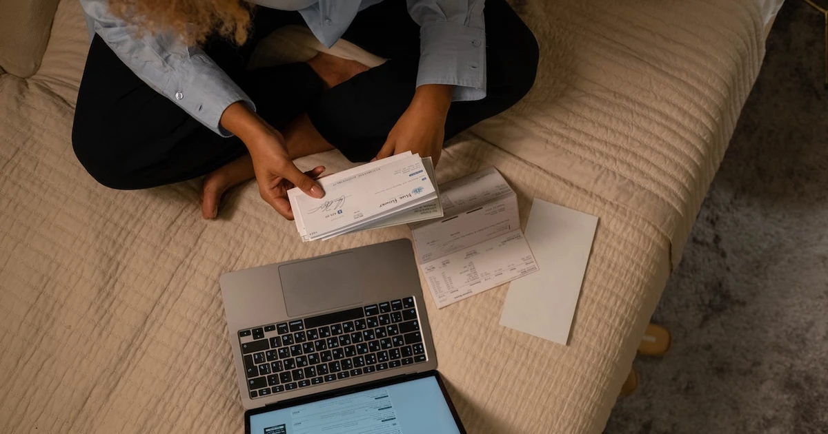 How Can You Interpret The Dream Of Receiving Checks?